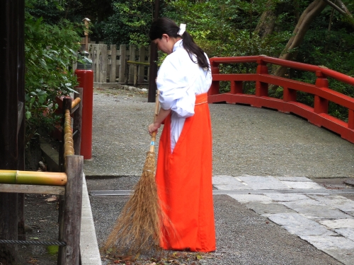鶴岡八幡宮の巫女の掃除に学ぶ フッペルのグーテンモルゲンweb録 楽天ブログ